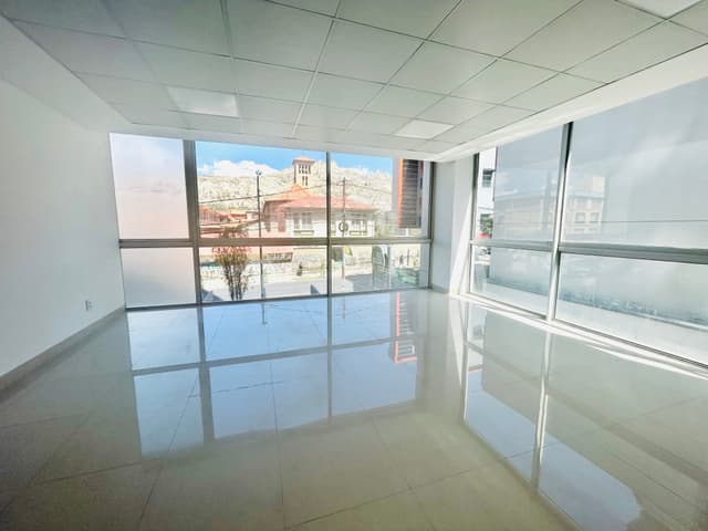 Oficina en alquiler en Obrajes — zona residencial de primer nivel y con ...